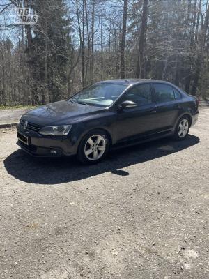 Black Volkswagen Jetta 2012 in Telschi, with an engine capacity of 1.60 L and mileage of 310 thousand km for 3600 €, photo  on AUTOMOTO.COM.LV