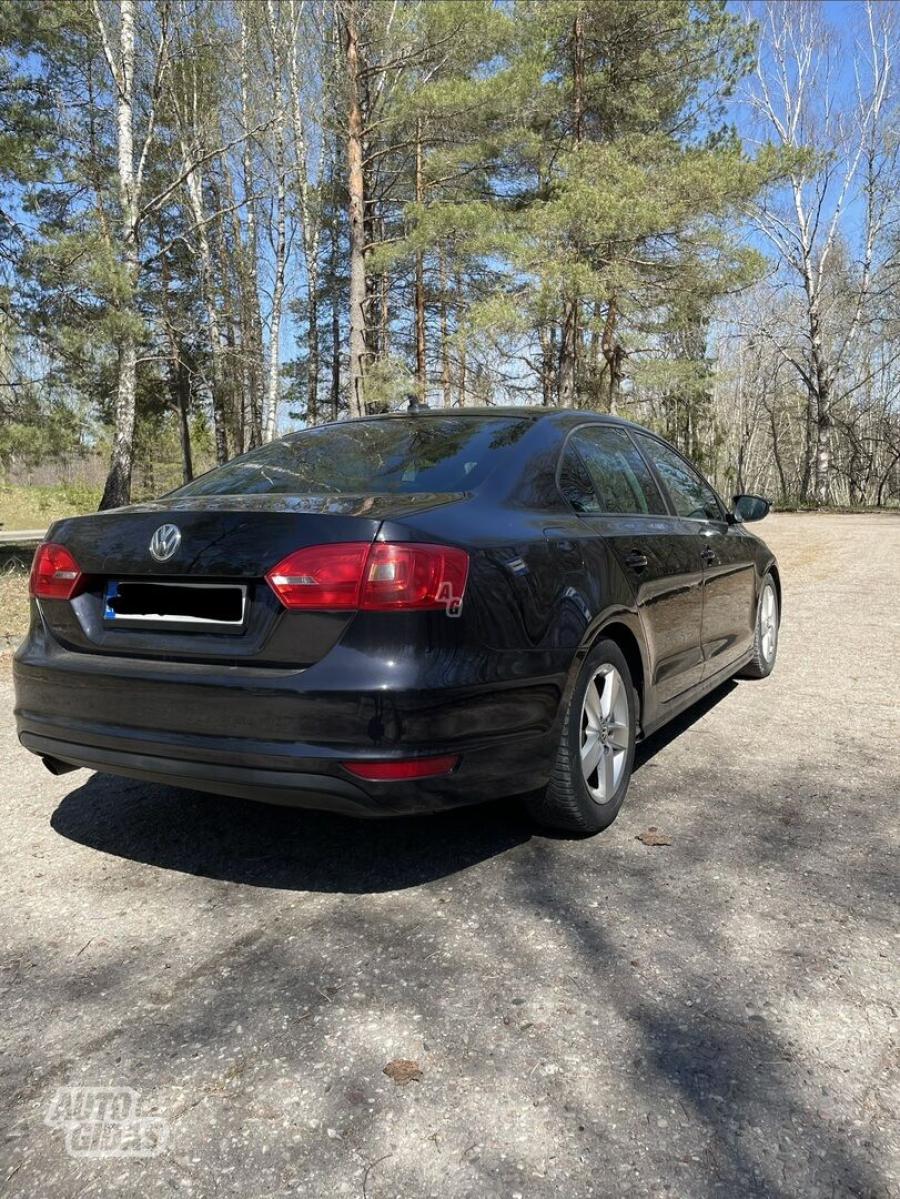 Melns Volkswagen Jetta 2012 Telšiai, ar dzinēja tilpumu 1.60 L un nobraukumu 310 tūkst. km par 3600 €, foto 5 vietnē AUTOMOTO.COM.LV