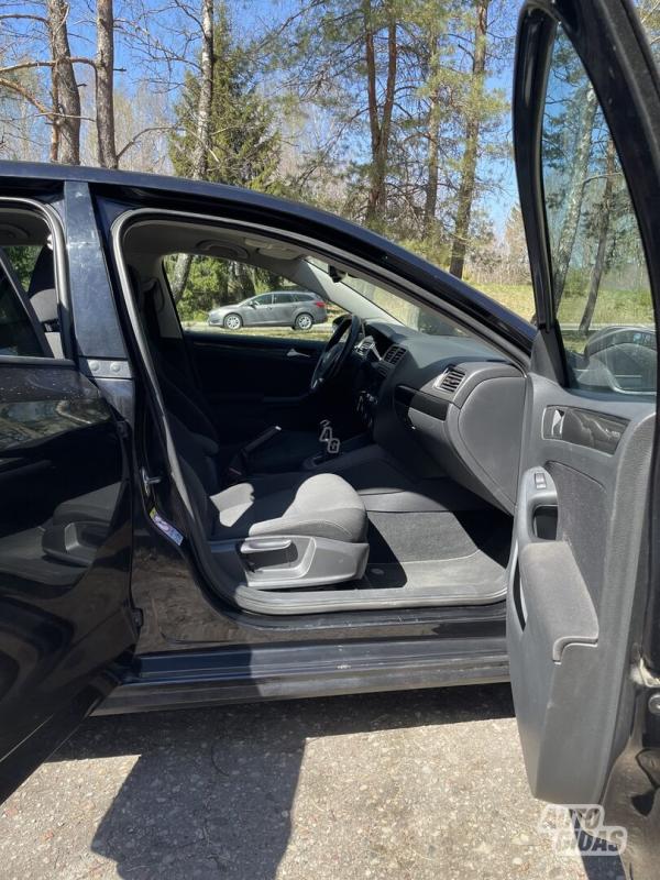Melns Volkswagen Jetta 2012 Telšiai, ar dzinēja tilpumu 1.60 L un nobraukumu 310 tūkst. km par 3600 €, foto 8 vietnē AUTOMOTO.COM.LV