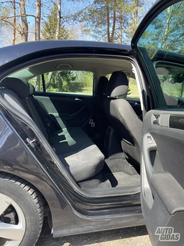 Melns Volkswagen Jetta 2012 Telšiai, ar dzinēja tilpumu 1.60 L un nobraukumu 310 tūkst. km par 3600 €, foto 9 vietnē AUTOMOTO.COM.LV