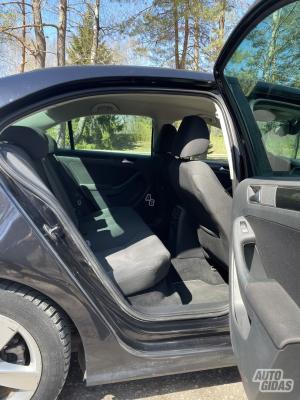 Melns Volkswagen Jetta 2012 Telšiai, ar dzinēja tilpumu 1.60 L un nobraukumu 310 tūkst. km par 3600 €, foto 10 vietnē AUTOMOTO.COM.LV