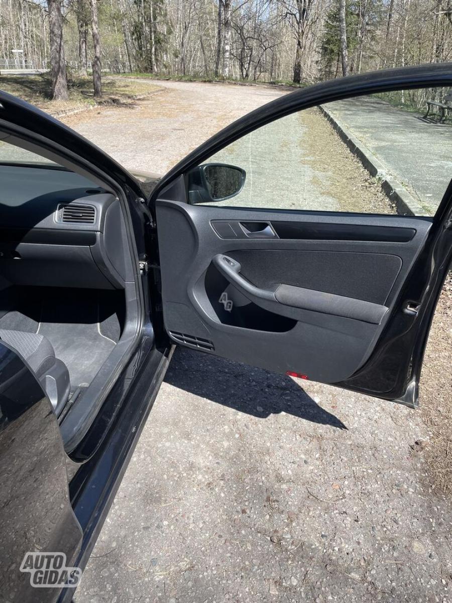 Melns Volkswagen Jetta 2012 Telšiai, ar dzinēja tilpumu 1.60 L un nobraukumu 310 tūkst. km par 3600 €, foto 11 vietnē AUTOMOTO.COM.LV