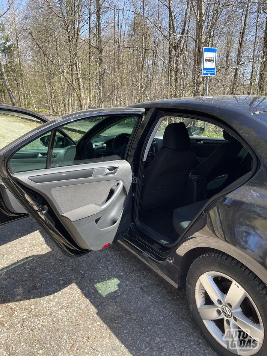 Melns Volkswagen Jetta 2012 Telšiai, ar dzinēja tilpumu 1.60 L un nobraukumu 310 tūkst. km par 3600 €, foto 12 vietnē AUTOMOTO.COM.LV