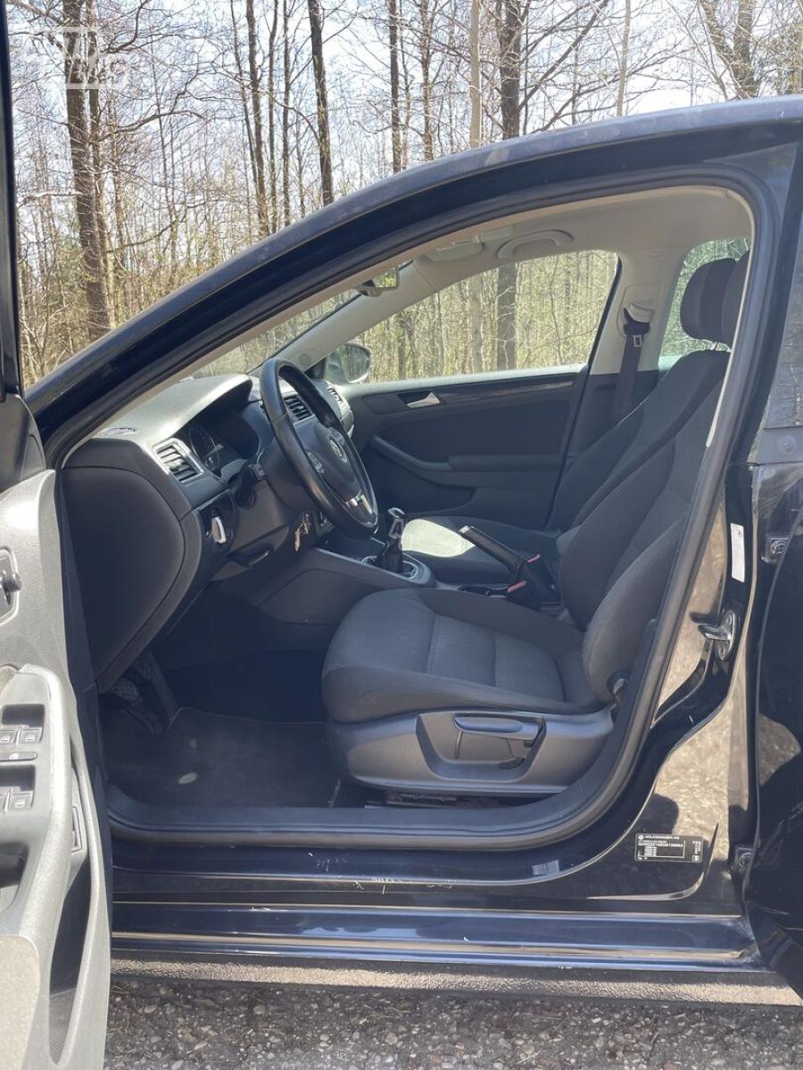 Melns Volkswagen Jetta 2012 Telšiai, ar dzinēja tilpumu 1.60 L un nobraukumu 310 tūkst. km par 3600 €, foto 13 vietnē AUTOMOTO.COM.LV