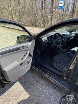 Melns Volkswagen Jetta 2012 Telšiai, ar dzinēja tilpumu 1.60 L un nobraukumu 310 tūkst. km par 3600 €, foto 15 vietnē AUTOMOTO.COM.LV