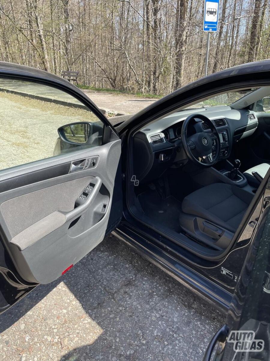 Melns Volkswagen Jetta 2012 Telšiai, ar dzinēja tilpumu 1.60 L un nobraukumu 310 tūkst. km par 3600 €, foto 15 vietnē AUTOMOTO.COM.LV