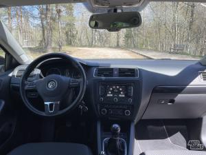 Melns Volkswagen Jetta 2012 Telšiai, ar dzinēja tilpumu 1.60 L un nobraukumu 310 tūkst. km par 3600 €, foto 16 vietnē AUTOMOTO.COM.LV