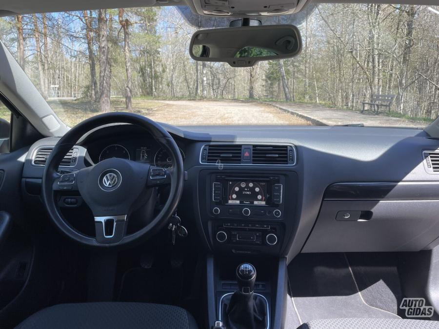 Melns Volkswagen Jetta 2012 Telšiai, ar dzinēja tilpumu 1.60 L un nobraukumu 310 tūkst. km par 3600 €, foto 16 vietnē AUTOMOTO.COM.LV