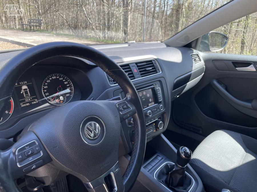 Melns Volkswagen Jetta 2012 Telšiai, ar dzinēja tilpumu 1.60 L un nobraukumu 310 tūkst. km par 3600 €, foto 17 vietnē AUTOMOTO.COM.LV