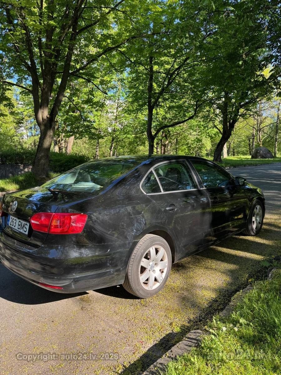 Black Volkswagen Jetta 2012 in Tallinn, with an engine capacity of 2.50 L and mileage of 156 thousand km for 6700 €, photo 4 on AUTOMOTO.COM.LV