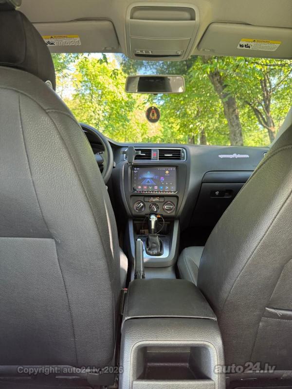 Black Volkswagen Jetta 2012 in Tallinn, with an engine capacity of 2.50 L and mileage of 156 thousand km for 6700 €, photo 5 on AUTOMOTO.COM.LV