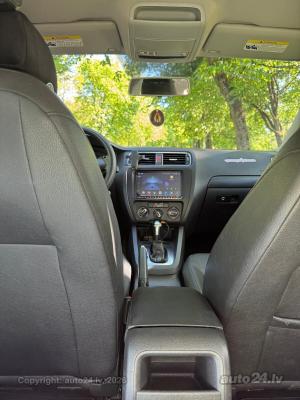Black Volkswagen Jetta 2012 in Tallinn, with an engine capacity of 2.50 L and mileage of 156 thousand km for 6700 €, photo 6 on AUTOMOTO.COM.LV
