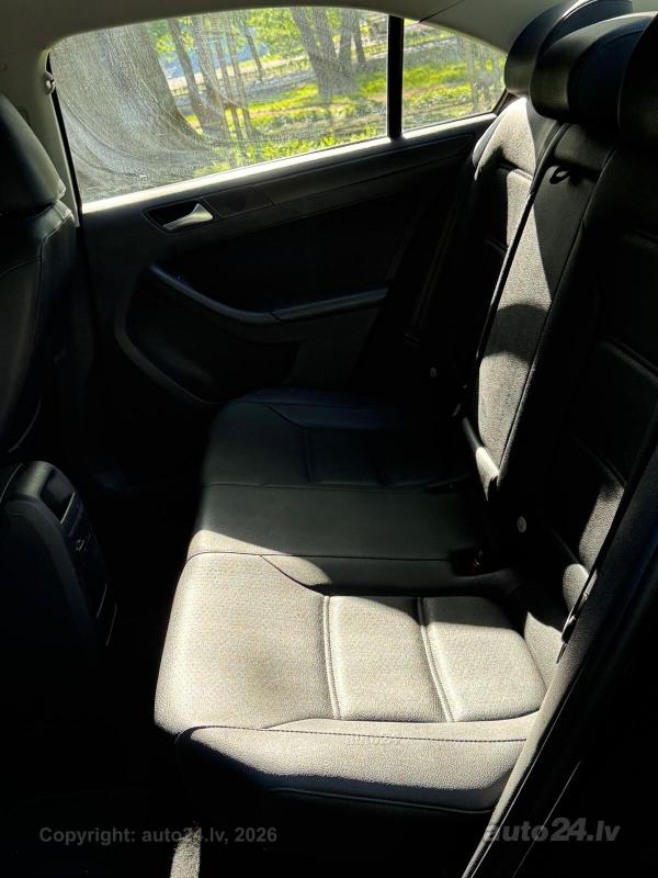 Black Volkswagen Jetta 2012 in Tallinn, with an engine capacity of 2.50 L and mileage of 156 thousand km for 6700 €, photo 7 on AUTOMOTO.COM.LV