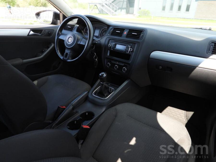Melns Volkswagen Jetta 2012 Rīga, ar dzinēja tilpumu 1.60 L un nobraukumu 328 tūkst. km par 4800 €, foto 14 vietnē AUTOMOTO.COM.LV