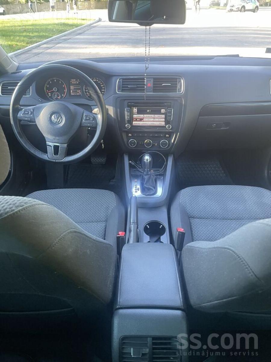 Melns Volkswagen Jetta 2012 Rīga, ar dzinēja tilpumu 1.40 L un nobraukumu 121 tūkst. km par 4800 €, foto 6 vietnē AUTOMOTO.COM.LV
