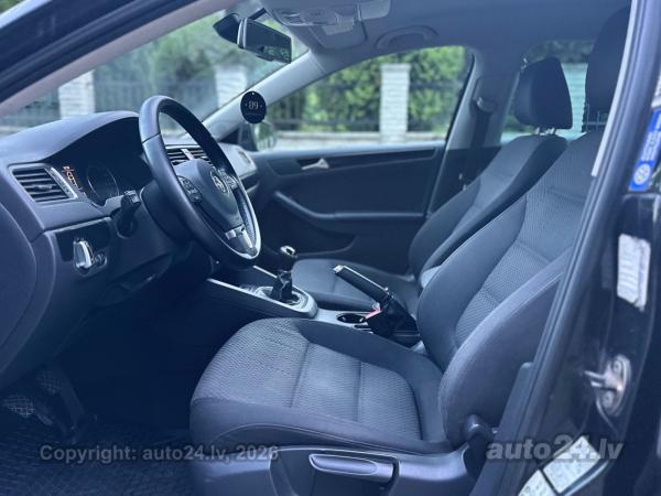 Black Volkswagen Jetta 2012 in Tallinn, with an engine capacity of 2.00 L and mileage of 411 thousand km for 3190 €, photo 8 on AUTOMOTO.COM.LV