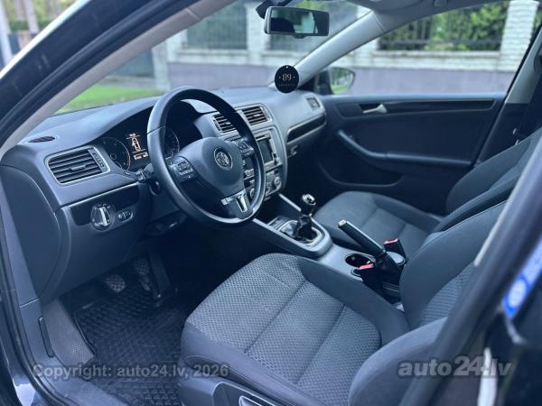 Black Volkswagen Jetta 2012 in Tallinn, with an engine capacity of 2.00 L and mileage of 411 thousand km for 3190 €, photo 10 on AUTOMOTO.COM.LV
