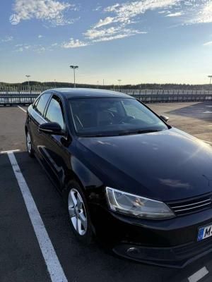 Black Volkswagen Jetta 2012 in Vilnius, with an engine capacity of 1.60 L and mileage of 251 thousand km for 4300 €, photo 3 on AUTOMOTO.COM.LV