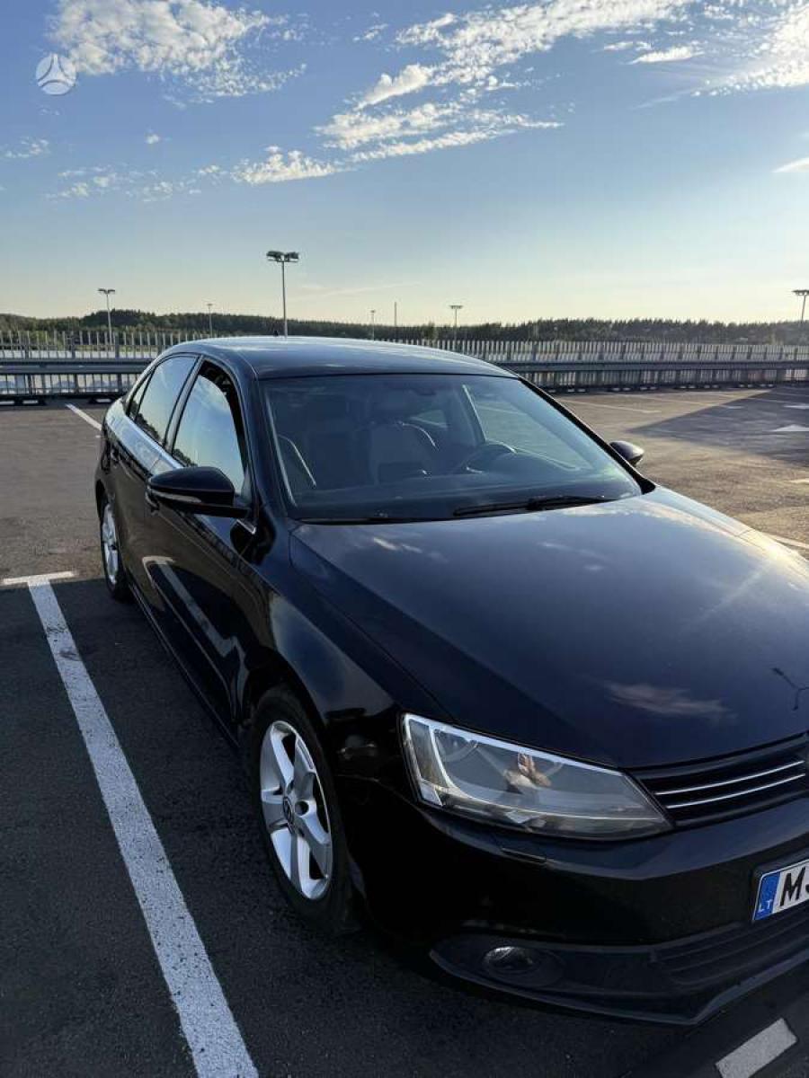 Black Volkswagen Jetta 2012 in Vilnius, with an engine capacity of 1.60 L and mileage of 251 thousand km for 4300 €, photo 3 on AUTOMOTO.COM.LV