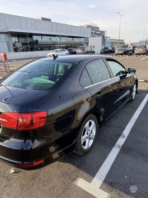 Black Volkswagen Jetta 2012 in Vilnius, with an engine capacity of 1.60 L and mileage of 251 thousand km for 4300 €, photo 4 on AUTOMOTO.COM.LV