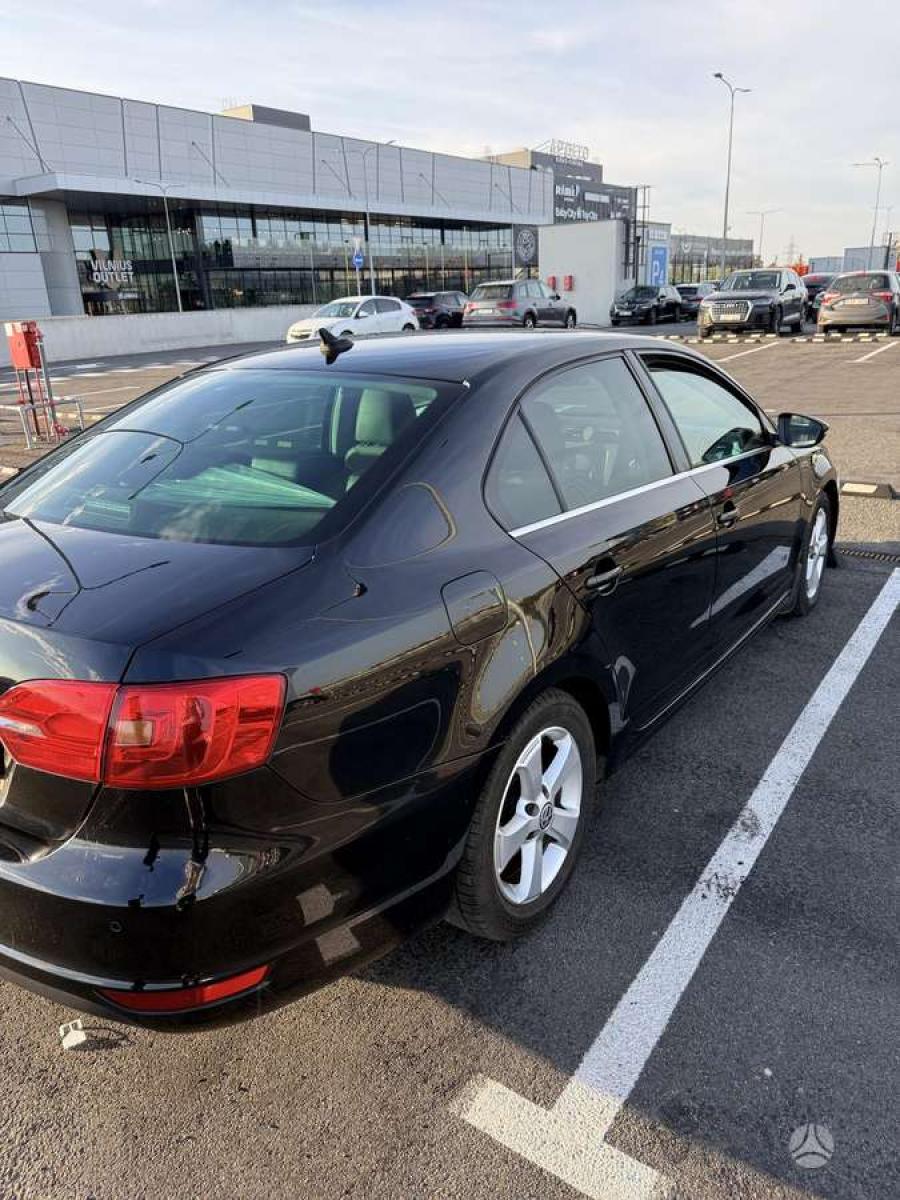 Black Volkswagen Jetta 2012 in Vilnius, with an engine capacity of 1.60 L and mileage of 251 thousand km for 4300 €, photo 4 on AUTOMOTO.COM.LV