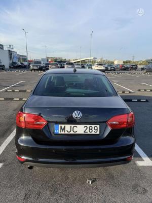 Black Volkswagen Jetta 2012 in Vilnius, with an engine capacity of 1.60 L and mileage of 251 thousand km for 4300 €, photo 5 on AUTOMOTO.COM.LV
