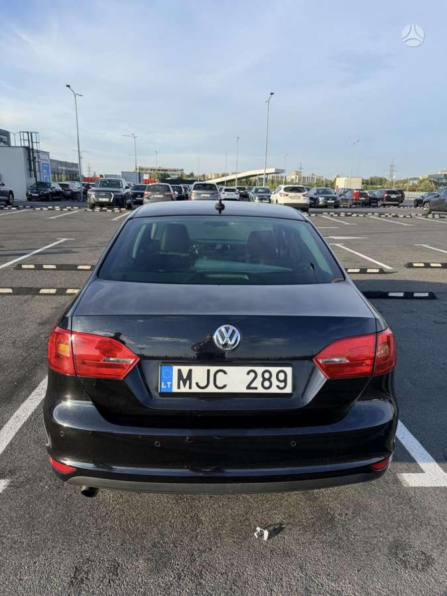 Black Volkswagen Jetta 2012 in Vilnius, with an engine capacity of 1.60 L and mileage of 251 thousand km for 4300 €, photo 5 on AUTOMOTO.COM.LV