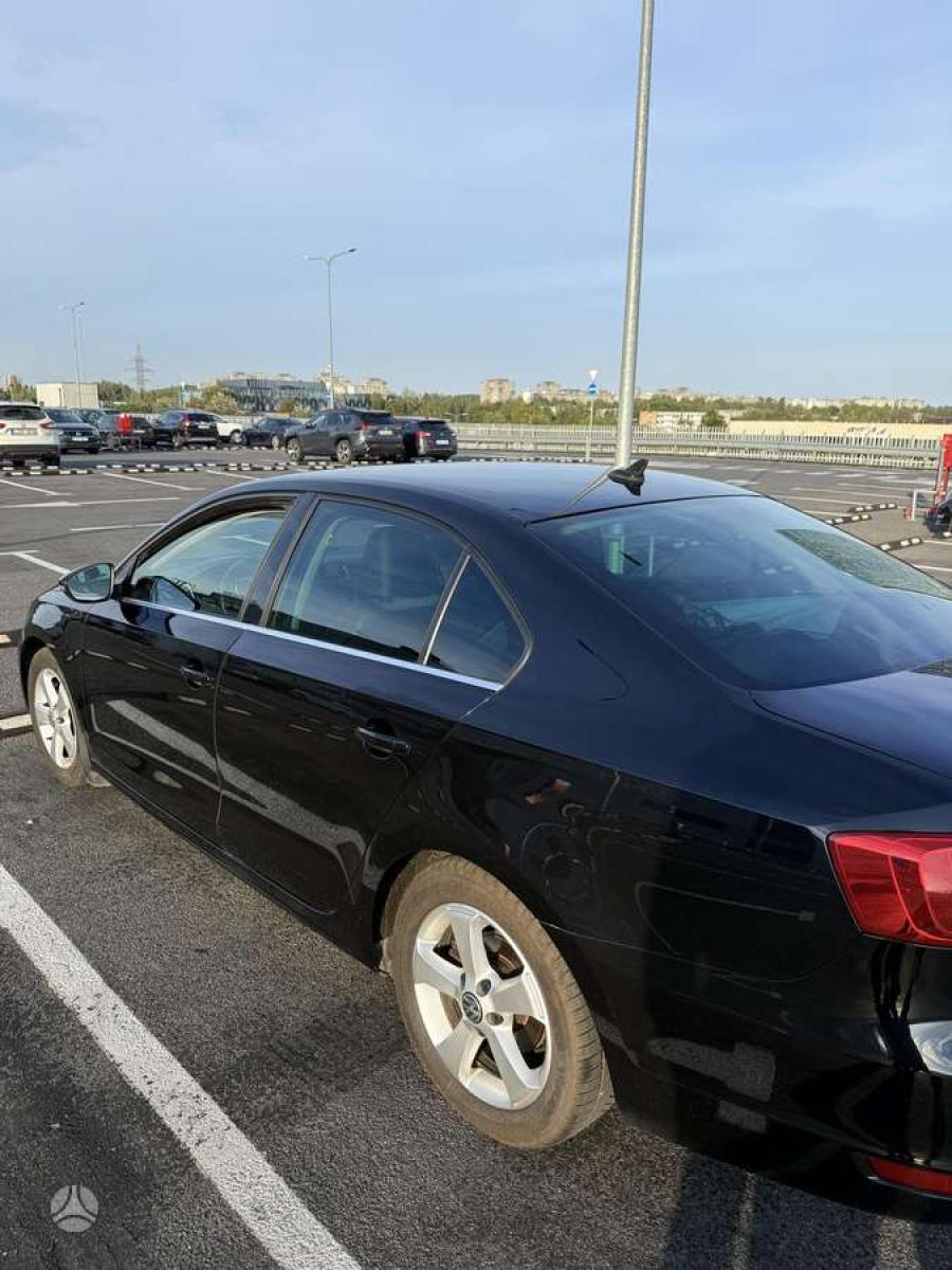 Black Volkswagen Jetta 2012 in Vilnius, with an engine capacity of 1.60 L and mileage of 251 thousand km for 4300 €, photo 6 on AUTOMOTO.COM.LV