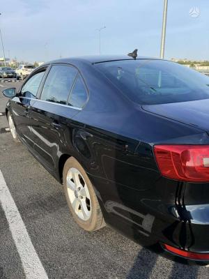 Black Volkswagen Jetta 2012 in Vilnius, with an engine capacity of 1.60 L and mileage of 251 thousand km for 4300 €, photo 7 on AUTOMOTO.COM.LV