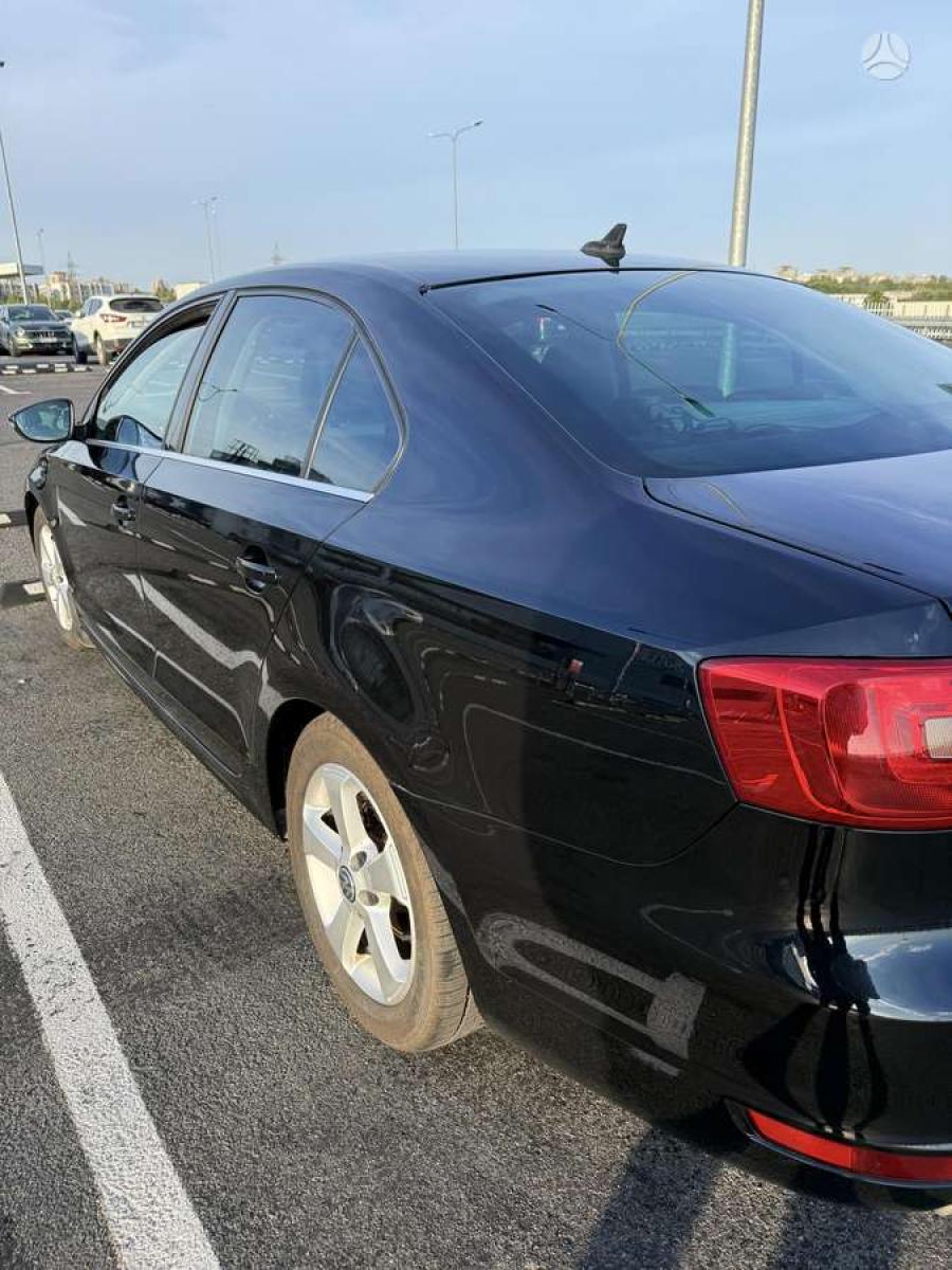 Black Volkswagen Jetta 2012 in Vilnius, with an engine capacity of 1.60 L and mileage of 251 thousand km for 4300 €, photo 7 on AUTOMOTO.COM.LV