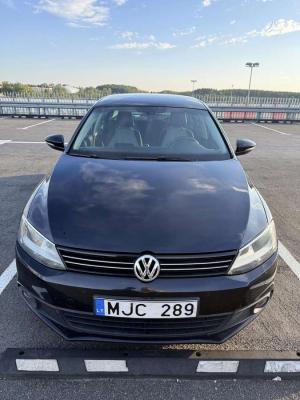 Black Volkswagen Jetta 2012 in Vilnius, with an engine capacity of 1.60 L and mileage of 251 thousand km for 4300 €, photo 8 on AUTOMOTO.COM.LV