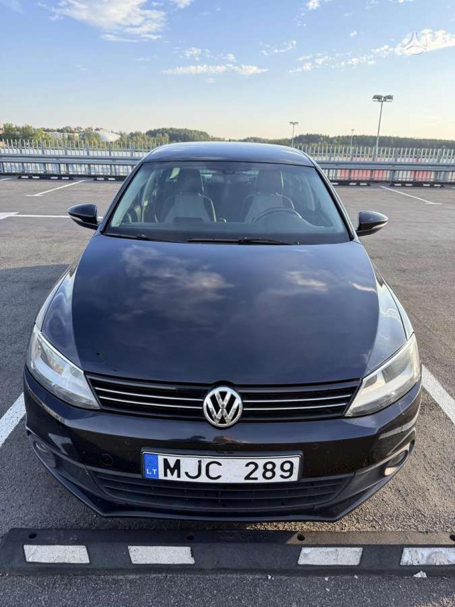 Black Volkswagen Jetta 2012 in Vilnius, with an engine capacity of 1.60 L and mileage of 251 thousand km for 4300 €, photo 8 on AUTOMOTO.COM.LV