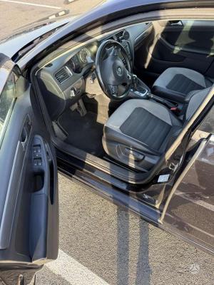 Black Volkswagen Jetta 2012 in Vilnius, with an engine capacity of 1.60 L and mileage of 251 thousand km for 4300 €, photo 11 on AUTOMOTO.COM.LV