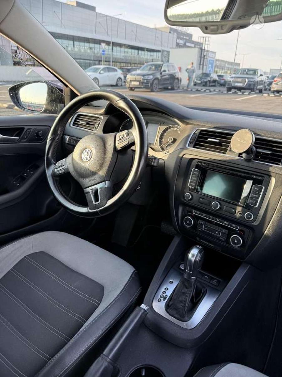 Black Volkswagen Jetta 2012 in Vilnius, with an engine capacity of 1.60 L and mileage of 251 thousand km for 4300 €, photo 13 on AUTOMOTO.COM.LV