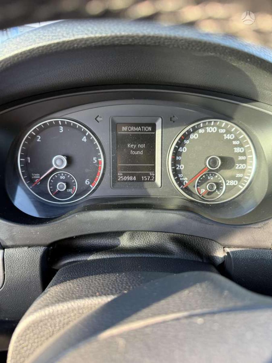 Black Volkswagen Jetta 2012 in Vilnius, with an engine capacity of 1.60 L and mileage of 251 thousand km for 4300 €, photo 14 on AUTOMOTO.COM.LV