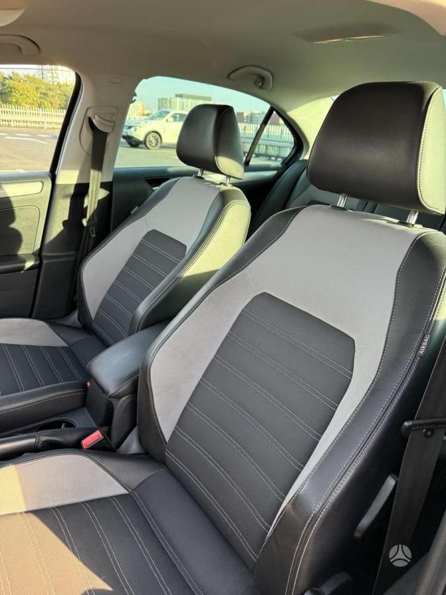Black Volkswagen Jetta 2012 in Vilnius, with an engine capacity of 1.60 L and mileage of 251 thousand km for 4300 €, photo 15 on AUTOMOTO.COM.LV