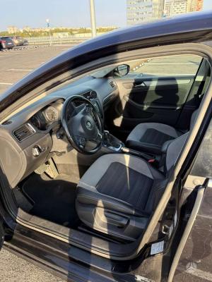 Black Volkswagen Jetta 2012 in Vilnius, with an engine capacity of 1.60 L and mileage of 251 thousand km for 4300 €, photo 16 on AUTOMOTO.COM.LV