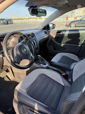Black Volkswagen Jetta 2012 in Vilnius, with an engine capacity of 1.60 L and mileage of 251 thousand km for 4300 €, photo 17 on AUTOMOTO.COM.LV