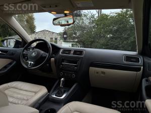 Melns Volkswagen Jetta 2012 Tukums, ar dzinēja tilpumu 1.40 L un nobraukumu 156 tūkst. km par 4650 €, foto 9 vietnē AUTOMOTO.COM.LV
