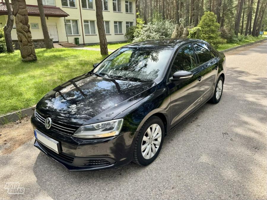 Black Volkswagen Jetta 2012 in Kaunas, with an engine capacity of 1.60 L and mileage of 270 thousand km for 3250 €, photo 1 on AUTOMOTO.COM.LV