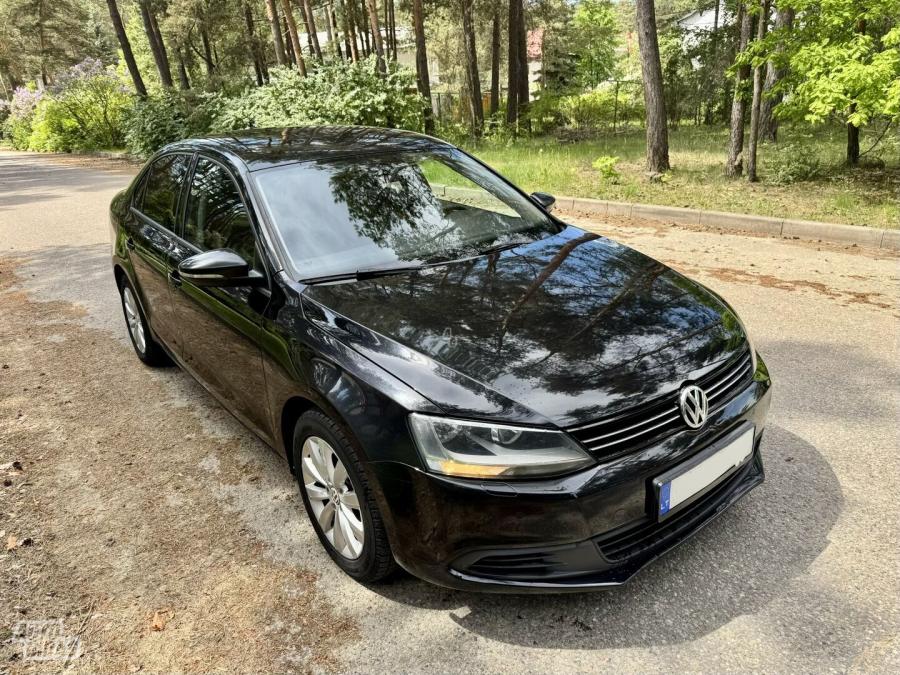 Black Volkswagen Jetta 2012 in Kaunas, with an engine capacity of 1.60 L and mileage of 270 thousand km for 3250 €, photo 3 on AUTOMOTO.COM.LV