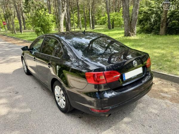 Black Volkswagen Jetta 2012 in Kaunas, with an engine capacity of 1.60 L and mileage of 270 thousand km for 3250 €, photo 4 on AUTOMOTO.COM.LV
