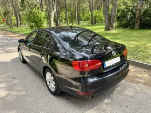 Black Volkswagen Jetta 2012 in Kaunas, with an engine capacity of 1.60 L and mileage of 270 thousand km for 3250 €, photo 4 on AUTOMOTO.COM.LV