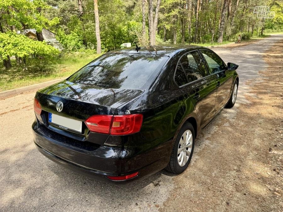 Black Volkswagen Jetta 2012 in Kaunas, with an engine capacity of 1.60 L and mileage of 270 thousand km for 3250 €, photo 5 on AUTOMOTO.COM.LV