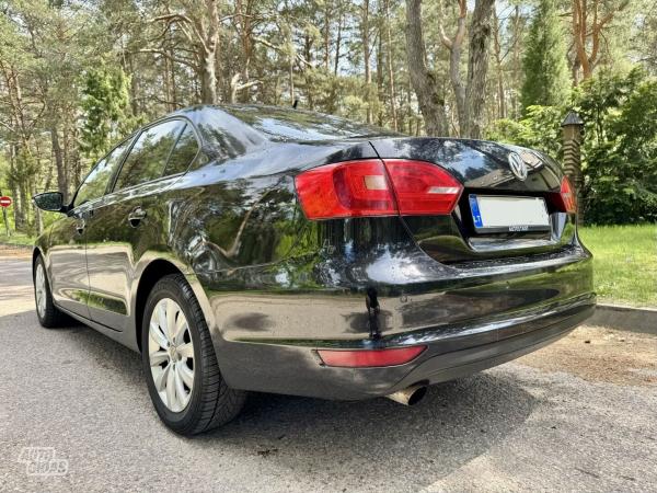 Black Volkswagen Jetta 2012 in Kaunas, with an engine capacity of 1.60 L and mileage of 270 thousand km for 3250 €, photo 6 on AUTOMOTO.COM.LV
