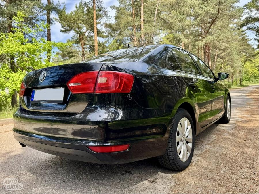 Black Volkswagen Jetta 2012 in Kaunas, with an engine capacity of 1.60 L and mileage of 270 thousand km for 3250 €, photo 7 on AUTOMOTO.COM.LV