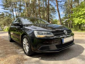 Black Volkswagen Jetta 2012 in Kaunas, with an engine capacity of 1.60 L and mileage of 270 thousand km for 3250 €, photo 8 on AUTOMOTO.COM.LV