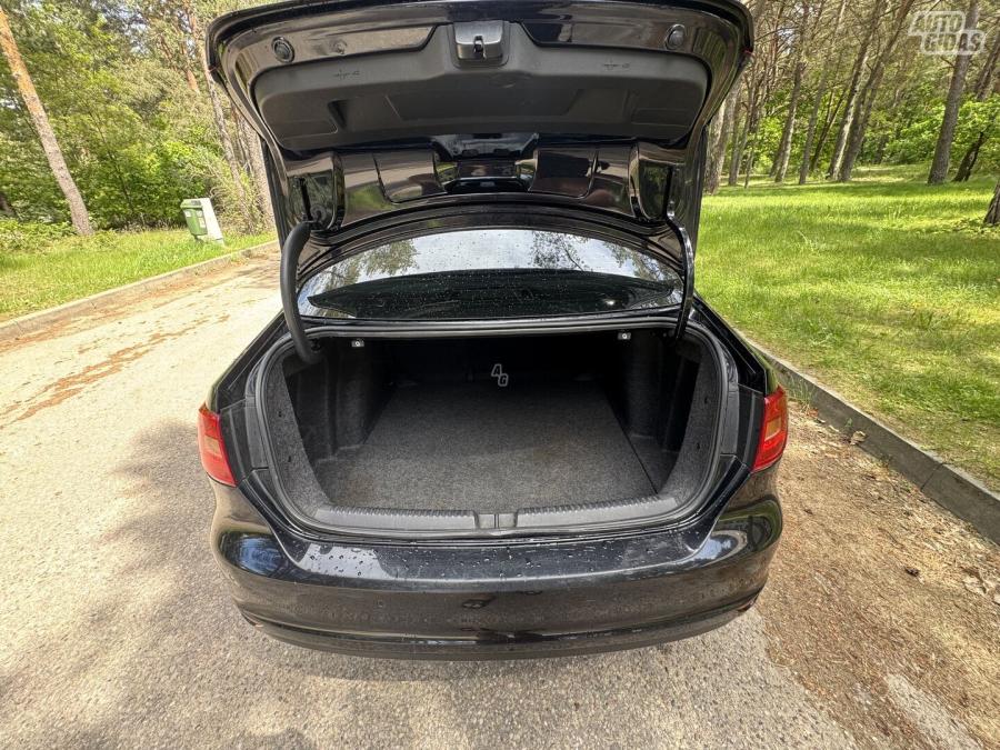 Black Volkswagen Jetta 2012 in Kaunas, with an engine capacity of 1.60 L and mileage of 270 thousand km for 3250 €, photo 10 on AUTOMOTO.COM.LV