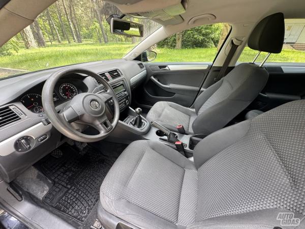 Black Volkswagen Jetta 2012 in Kaunas, with an engine capacity of 1.60 L and mileage of 270 thousand km for 3250 €, photo 11 on AUTOMOTO.COM.LV