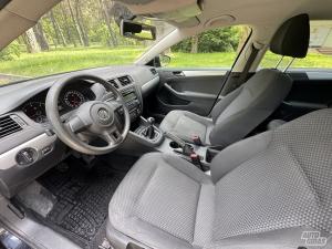 Black Volkswagen Jetta 2012 in Kaunas, with an engine capacity of 1.60 L and mileage of 270 thousand km for 3250 €, photo 11 on AUTOMOTO.COM.LV